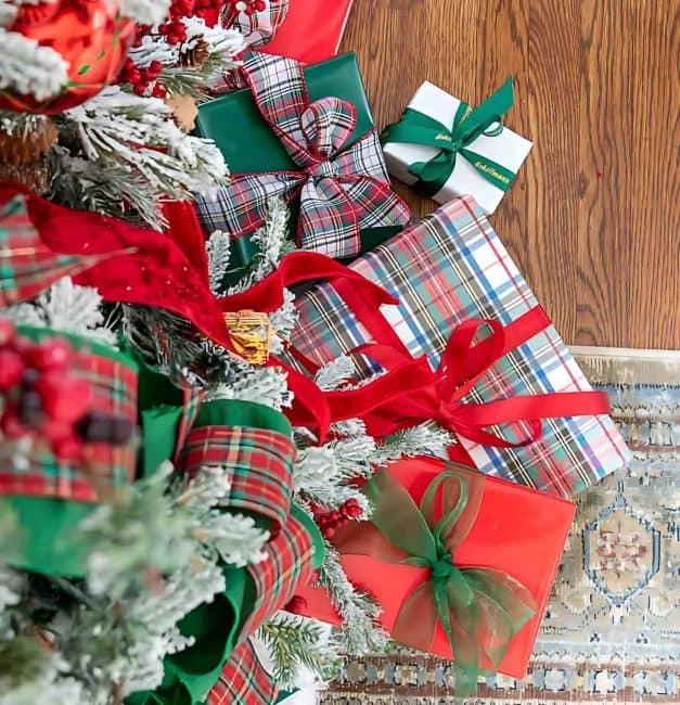 25+ Ways to Decorate with Ribbon for Christmas - Worthing Court | DIY ...