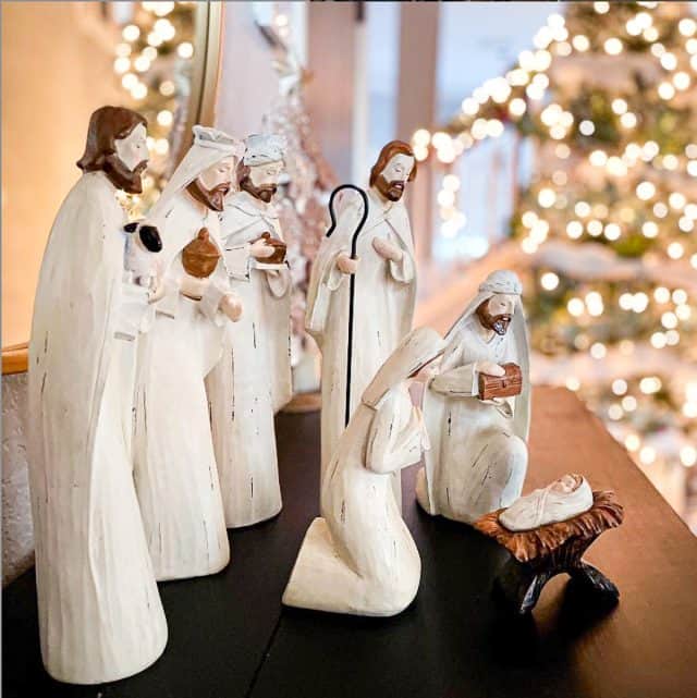 Nativity Scene Display Ideas - Worthing Court | DIY Home Decor Made Easy