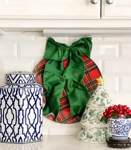 25+ Ways to Decorate with Ribbon for Christmas - Worthing Court | DIY ...